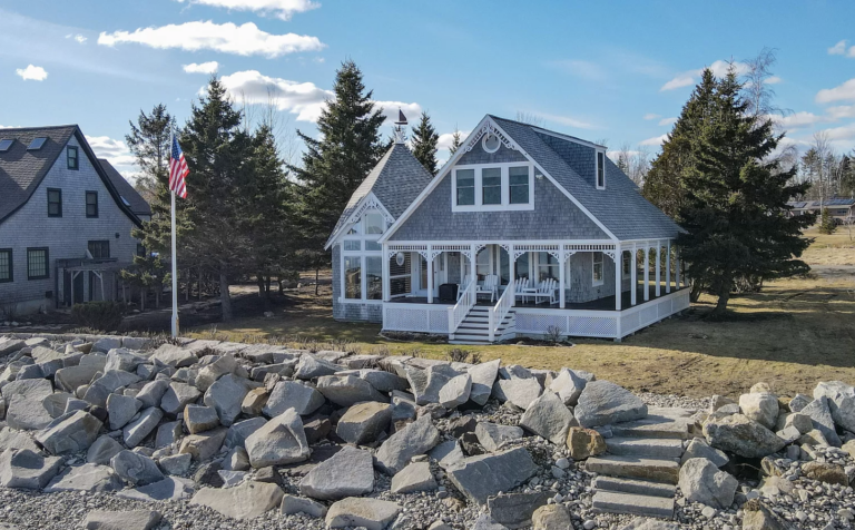 $1.4 Million Beachside Shingled Cottage in Coastal Maine - Homeworthy